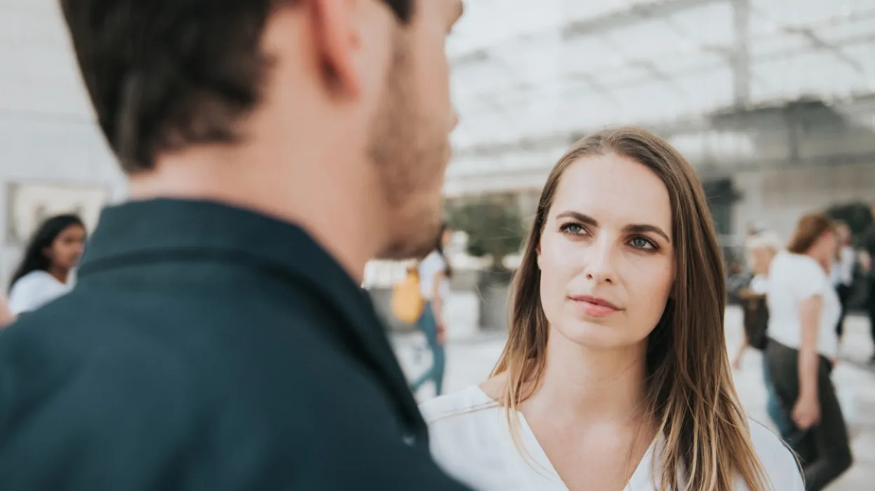 5 Body Language Signs That Mean Someone Is Lying, According to ...